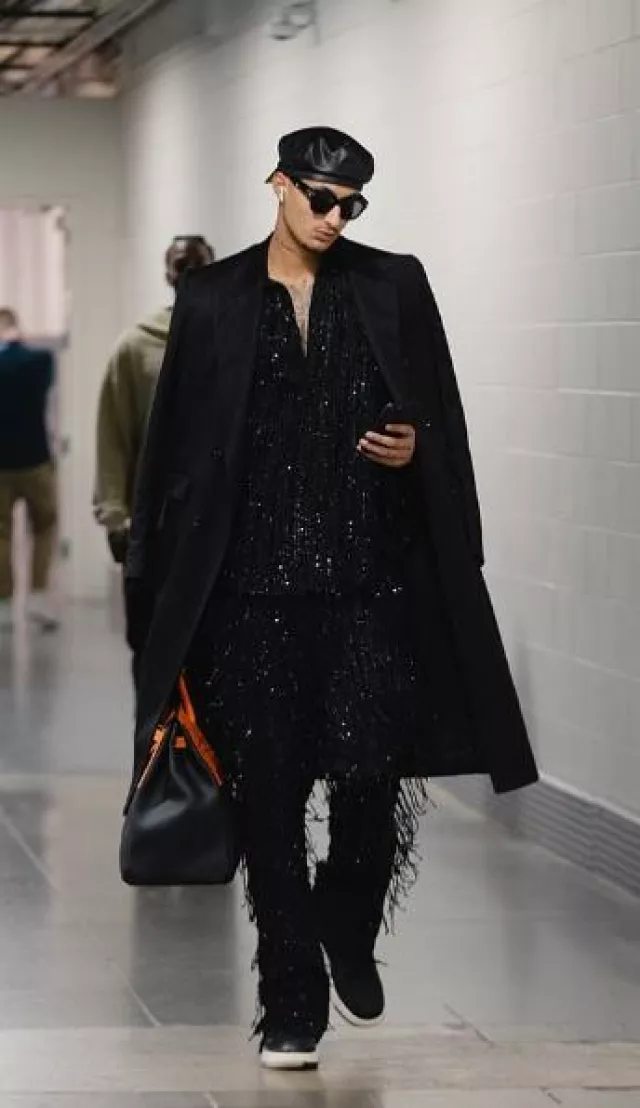 Abrigo cruzado de lana negra Amiri usado por Kyle Kuzma en la cuenta de ...