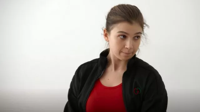 Veste Gucci Elbow Pad avec logo brodé portée par Miriam Haart dans My ...