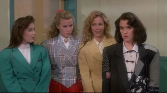 Cárdigan amarillo, blusa blanca y falda negra usada por Heather ...