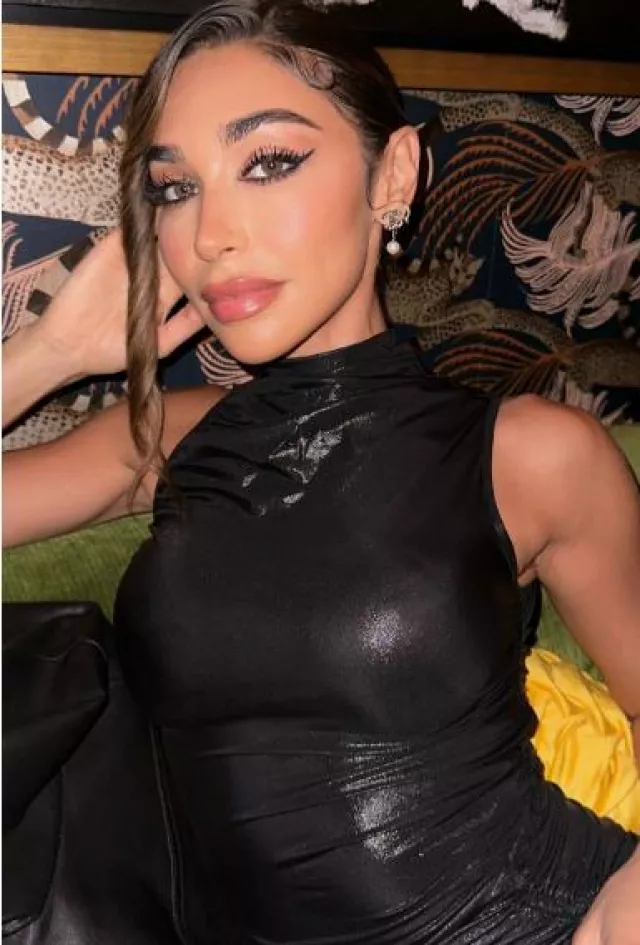 Boucles d’oreilles pendantes Chanel CC Pearl portées par Chantel ...