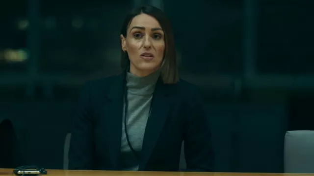 Blazer Carissa en bonne laine porté par Amy Silva (Suranne Jones) dans ...