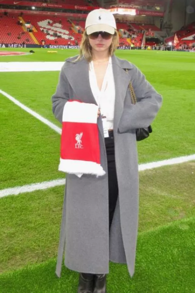Liverpool Fc Lfc Red & White Bar Scarf worn by Addison Rae on her ...
