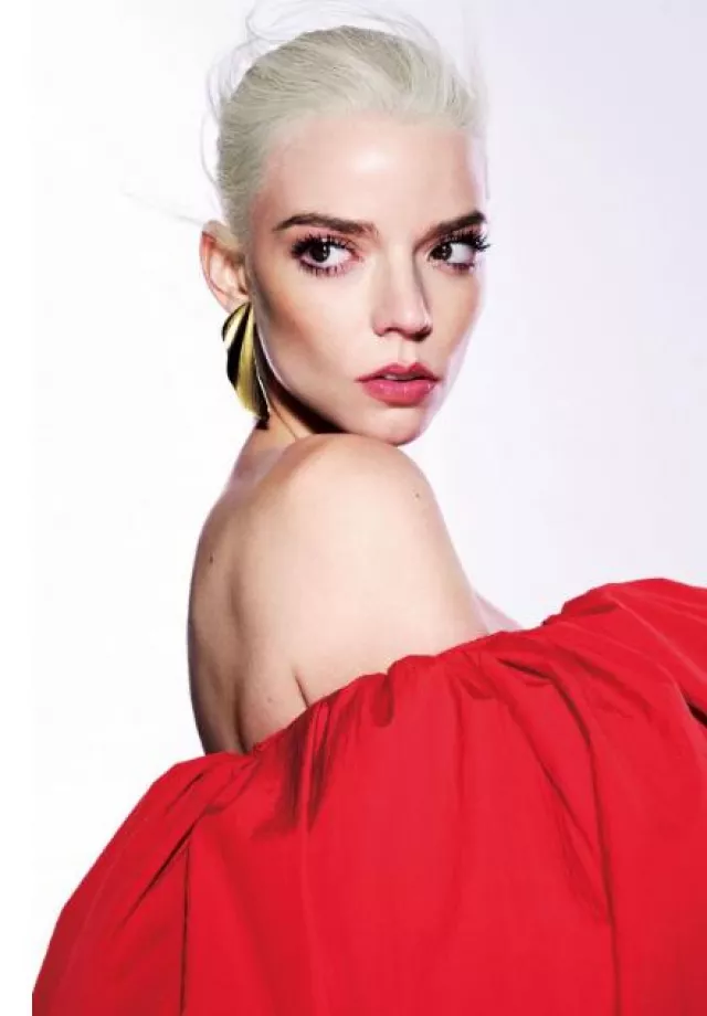 Robe en taffetas rouge à manches bouffantes Jacquemus portée par Anya ...