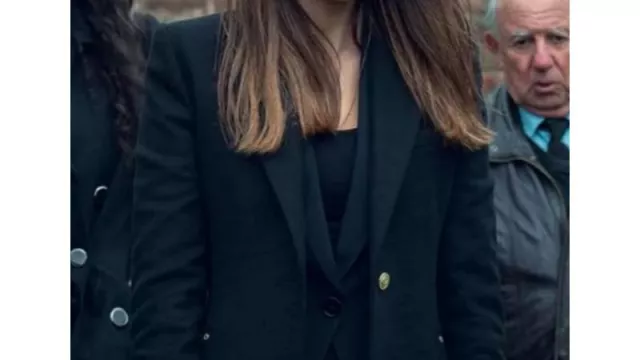 Trench-coat noir de Maya Stern (Michelle Keegan) dans Fool Me Once ...