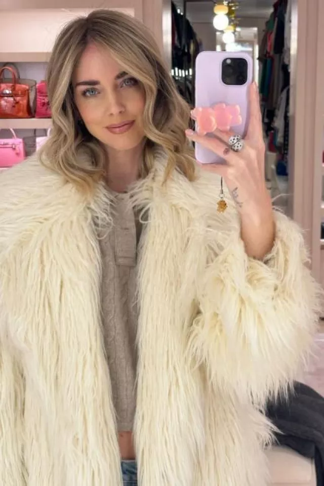 Gripong Cute 3D Gummy Bear Phone Grip used by Chiara Ferragni on her ...