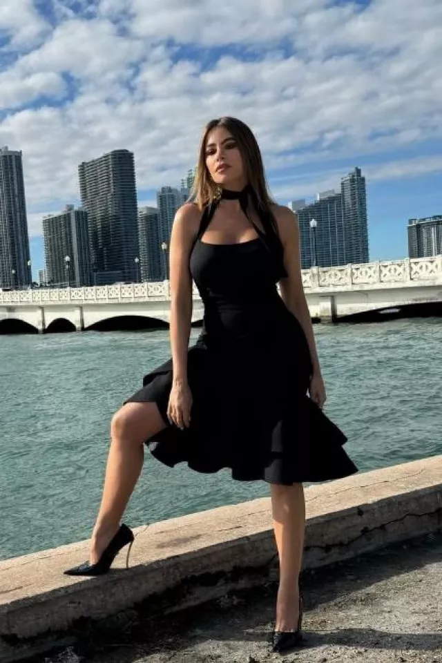 Escarpins en cuir verni Versace portés par Sofía Vergara lors de la promo Griselda le 20 janvier ...