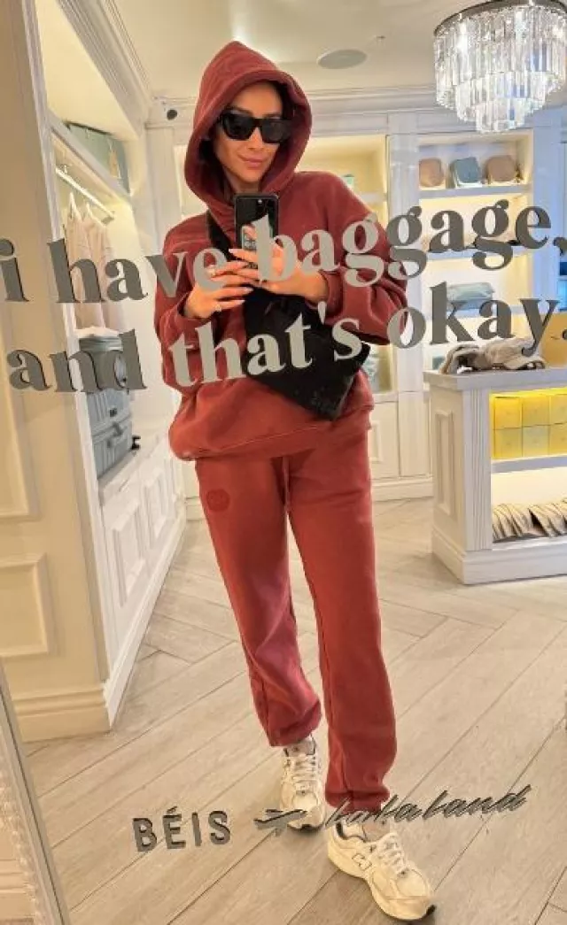 Beis the Sport Sling en noir porté par Shay Mitchell sur sa Story ...