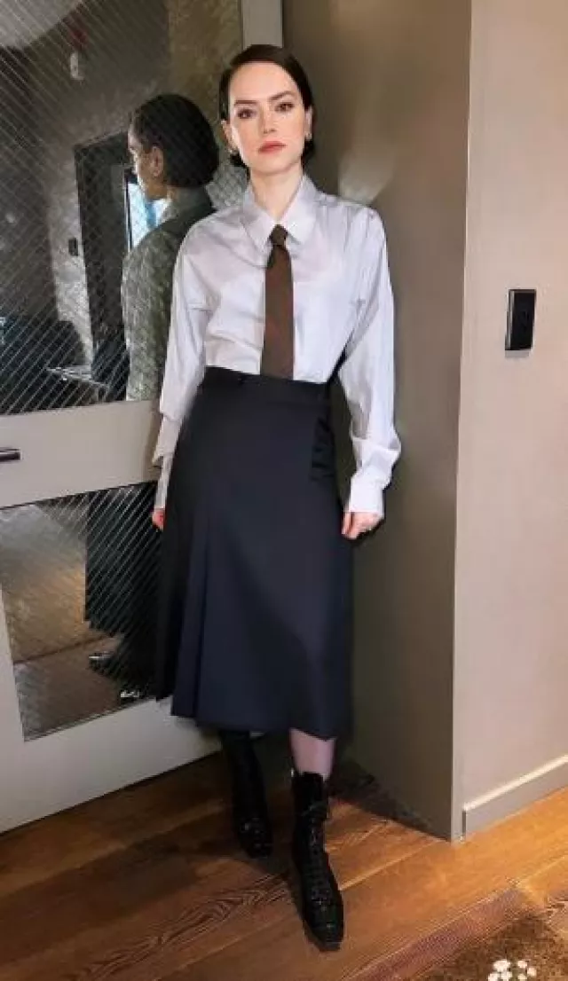 Clips d’oreilles Belperron Corne portés par Daisy Ridley à Sometimes I ...