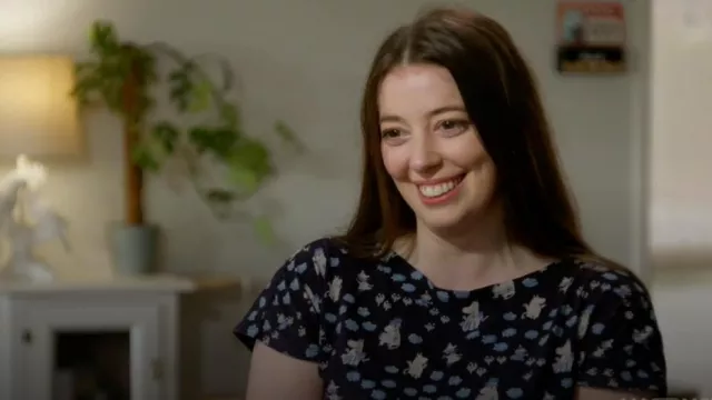 Uniqlo Wom­en's Navy and Blue T-shirt worn by Natalie Parham as seen in ...