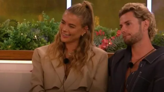 Prettylittlething Blaz­er Dress worn by Arabella Chi as seen in Love ...