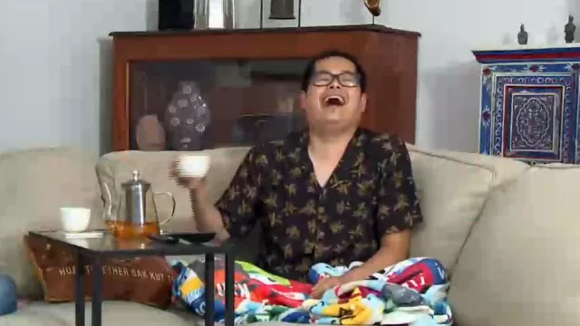 Rollas Bon Shirt worn by Tim Lai as seen in Gogglebox Australia (S15E03 ...