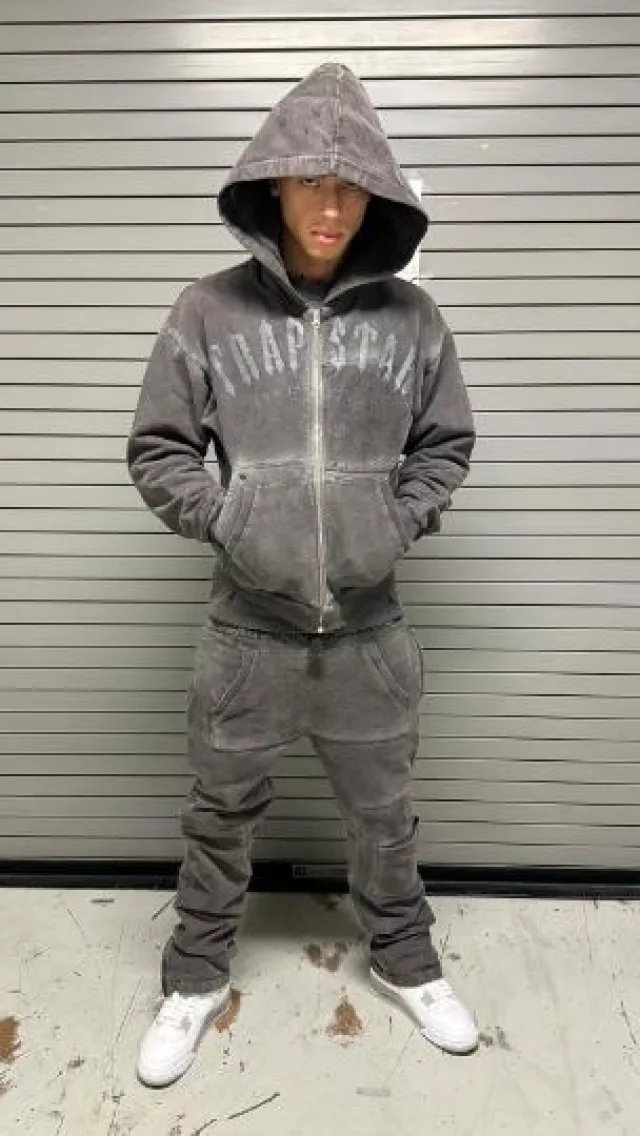 Sweat à capuche zippé 'Irongate' gris foncé porté par Central Cee sur ...