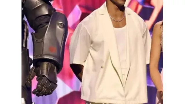 Fallout TV series outfits: Maximus (Aaron Clifton Moten) is wearing ...