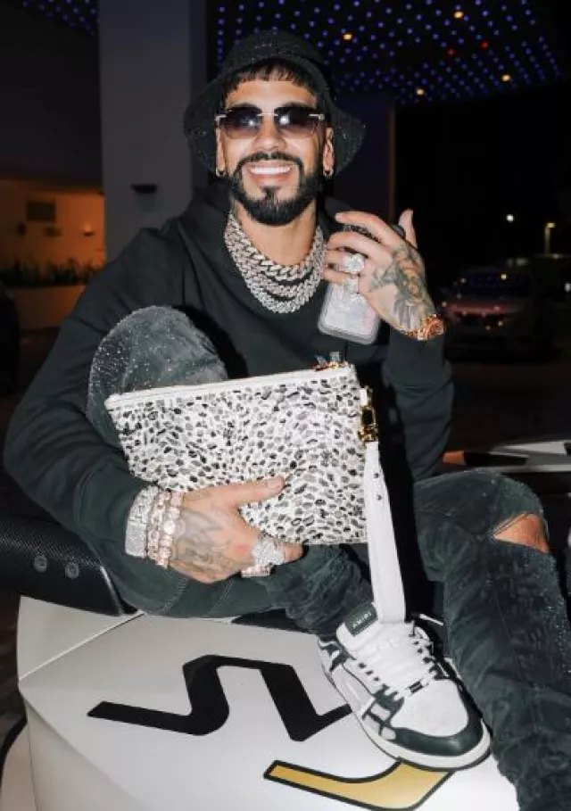 Jeans Amiri Faded Black Crystal Shotgun porté par Anuel AA sur le ...