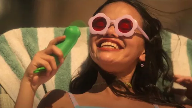 Urban Outfitters Bloom Flower Round Sunglasses worn by Minnie 'Mouse ...