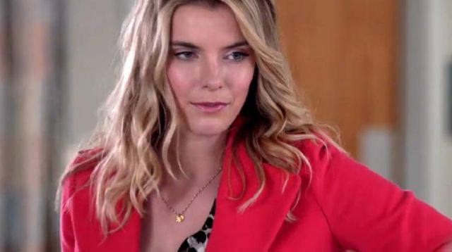necklace seen on the carrie roman in nurse jackie, betty gilpin | Spotern