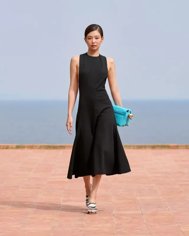 Jacquemus Le Rond Carre worn by Jennie Kim at Jacquemus Show on June 10 ...
