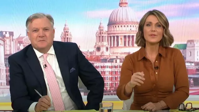 Sosandar Tan Robe chemise midi en faux daim froncé sur le devant portée ...