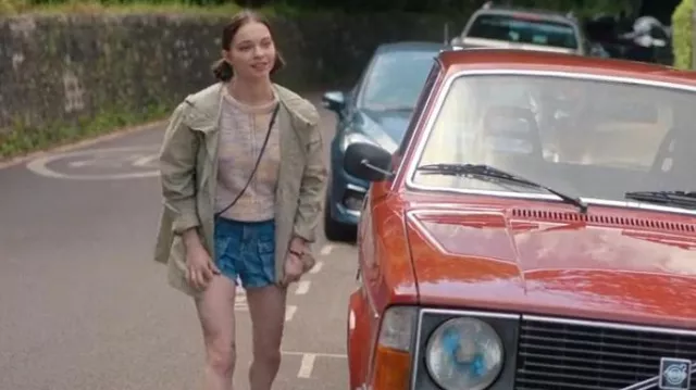 Bershka High Waisted Denim Cargo Shorts In Mid Blue worn by Pippa 'Pip ...