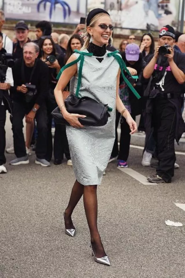 Grand sac à bandoulière en cuir Prada Aimee porté par Leonie Hanne au défilé Prada le 19 ...