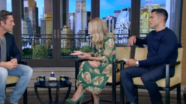 Gucci Pleated Printed Silk Crepe De Chine Midi Dress worn by Kelly Ripa ...