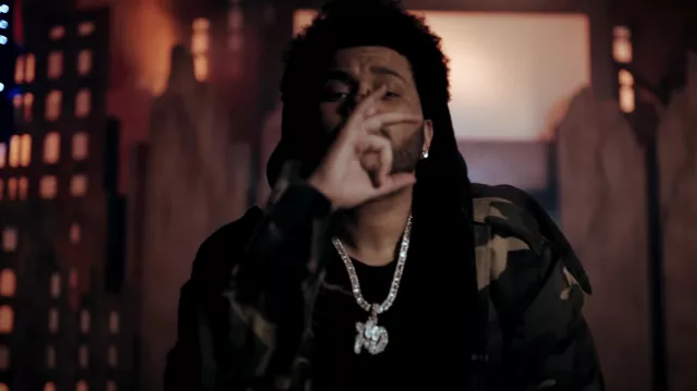 The Weeknd porte un collier XO dans son clip Timeless with Playboi ...