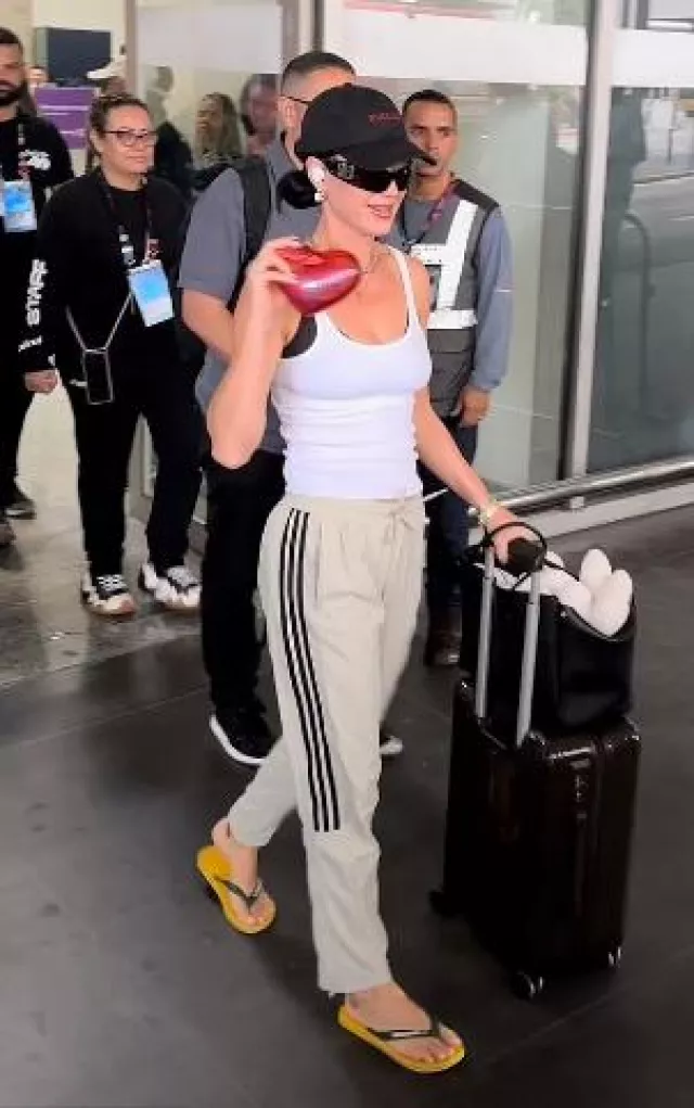 Balenciaga Bel Air Medium Carry All Bag worn by Katy Perry in Brazil on ...