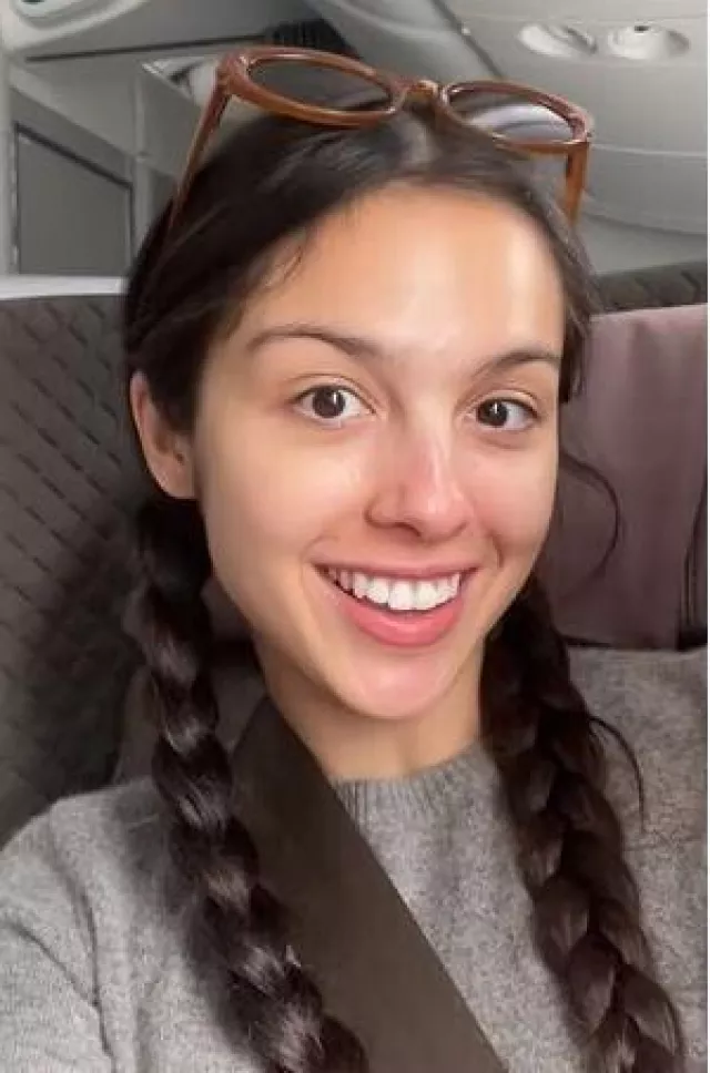 Uniqlo Premium Lambswool Long Sleeve Crew Neck Sweater worn by Olivia ...