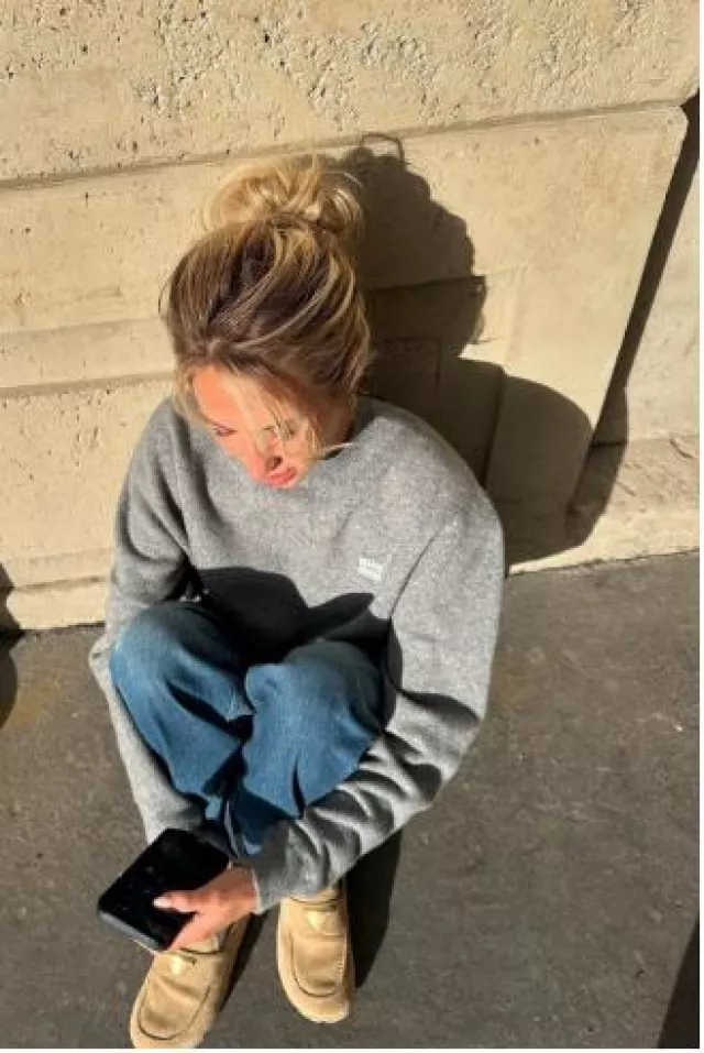 Frame Mid-Rise Angled Barrel Jeans worn by Alix Earle on her Instagram ...