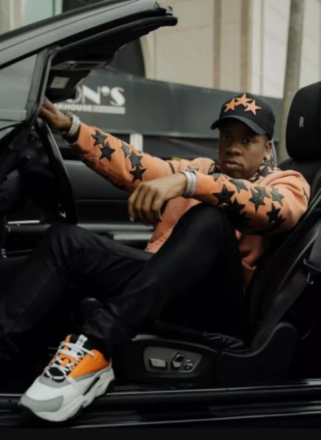 Sneakers Dior B22 Orange & White portées par Yo Gotti sur le compte ...