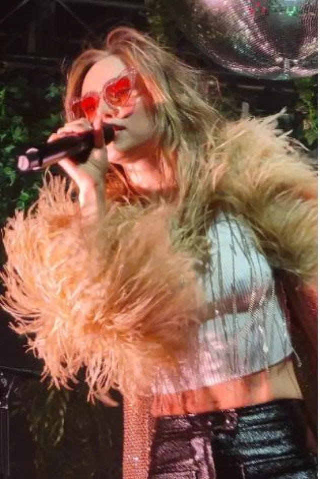 Santa Feathers Coat worn by Suki Waterhouse at Sparklemuffin Tour ...