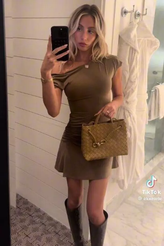 Frame Odette Boots in Espresso worn by Alix Earle on her Tiktok on ...