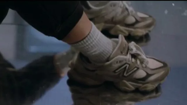 Outfits of Smile 2 Movie: Skye Riley (Naomi Scott) wears New Balance ...