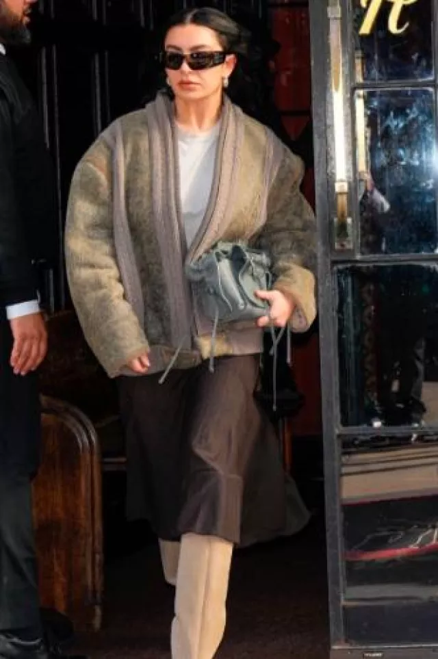 Lunettes de soleil Balenciaga Bossy Mask portées par Charli XCX à New ...