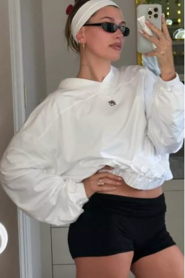 Emi Jay Claw Clip in Cherry Kiss worn by Hailey Bieber on her Instagram Story on December 28 ...
