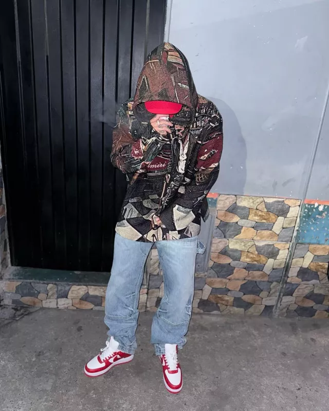 Gorra de camionero roja Amiri 'MA Hollywood' usada por Blessd en la ...