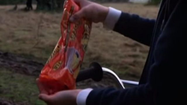 The bag of Reese's Pieces, Elliot in E. T. the extra-terrestrial | Spotern