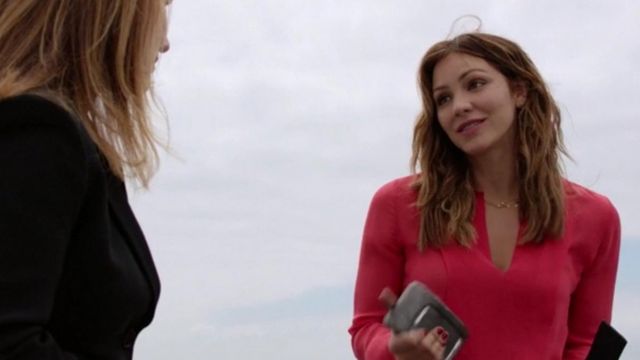 top rojo de Paige Dineen (Katharine McPhee) en Scorpion | Spotern