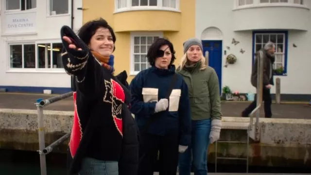 Sweaty Betty Relaxed Linen-Blend Jacket worn by Bibi Garvey (Sarah ...