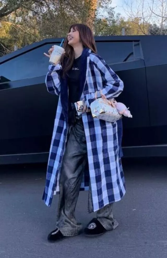 Hastens Bathrobe Blue Check worn by Lisa on her Instagram Post on ...