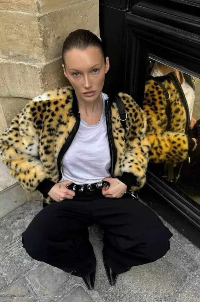 Cinturón de cuero Dehanche Revenge Ring usado por Meredith Duxbury en ...