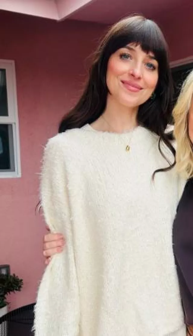 Toteme Boxy Silk Knit en Cream porté par Sydney Sweeney au podcast Good ...