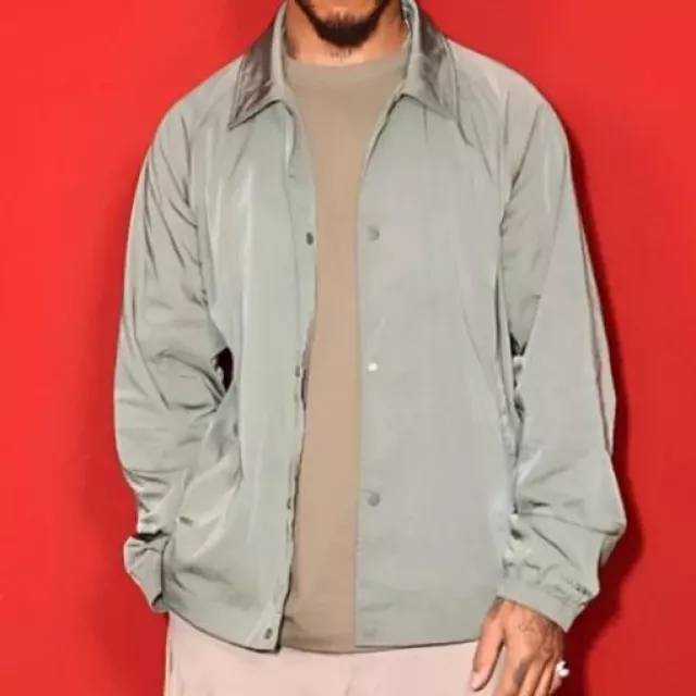 Veste grise portée par (Lewis Hamilton) lors de l’événement médiatique ...