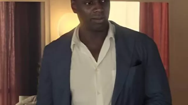 French Lover 2025 Omar Sy Traje azul usado por Abel Camara (Omar Sy) en ...