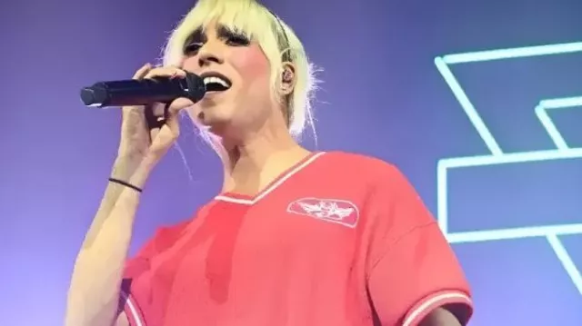 Ela Melo Thanks For Coming Tour T-shirt in the music video Rainbow ...