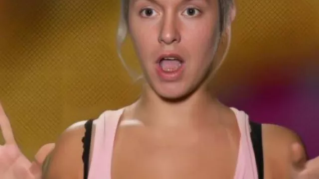 Camiseta sin mangas adornada con la Diva de Aussie Shore usada por ...