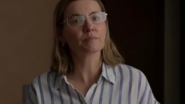 Monster in the Family 2025 Haut rayé Elisha Cuthbert porté par Stacey ...