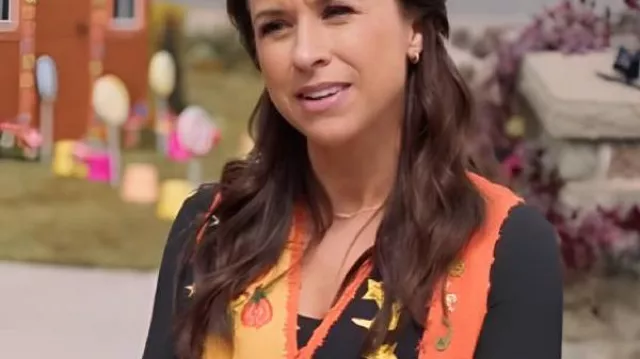 Haul Out the Halloween 2025 Chacey Chabert Chabert Knit Vest usado por ...