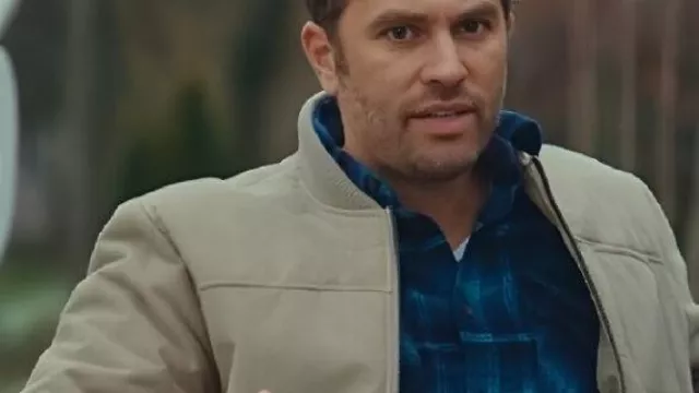 Chaqueta beige usada por Sam (Alex Trumble) como se ve en Exes of ...