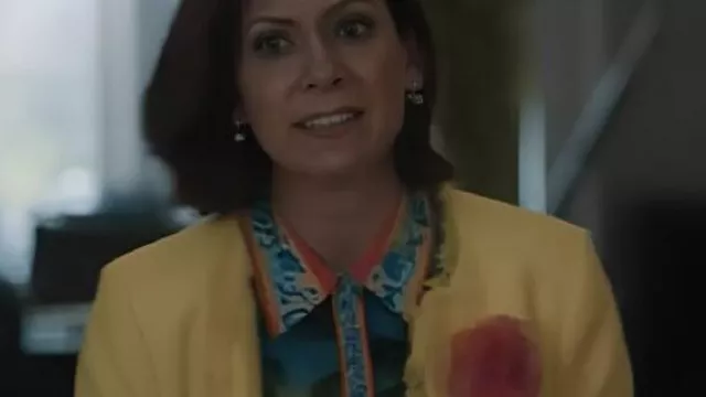 Blouse en soie imprimée d’oiseau portée par (Carrie Preston) comme on ...